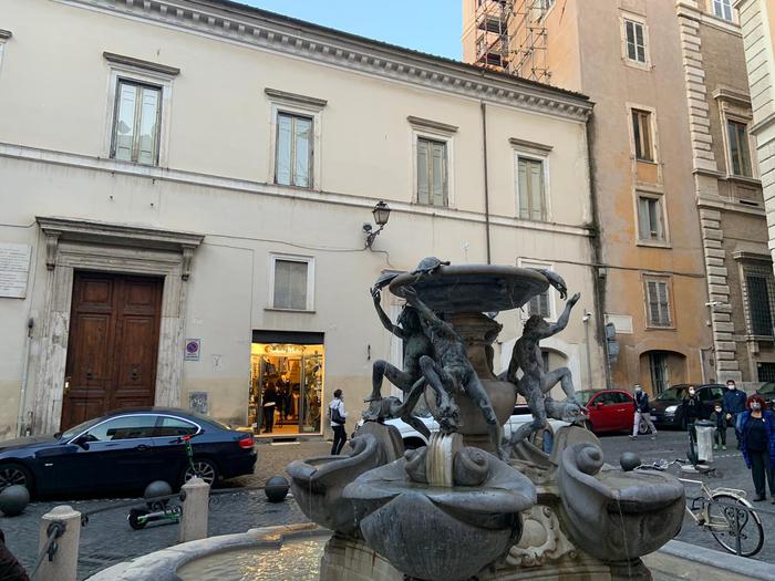 La leggenda della finestra murata in Piazza Mattei